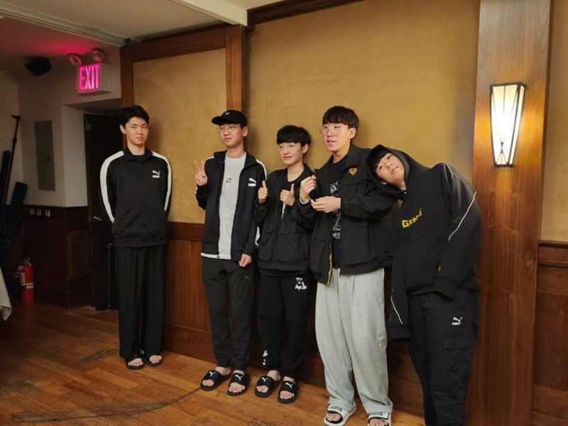 리그오브레전드 인벤 젠지 경기 끝나고 식사 후 찍은 사진이라던데 Lole스포츠 이야기 게시판