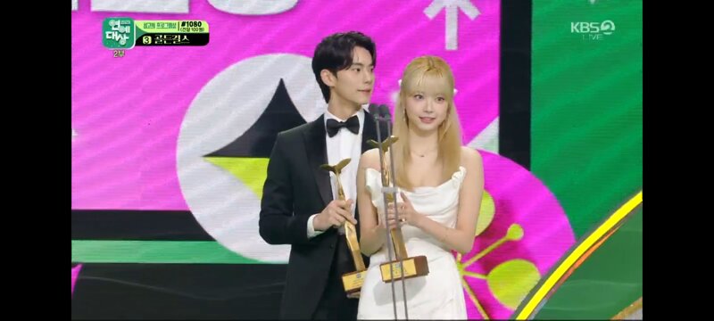 오픈 이슈 갤러리 연예대상 2개나 받은 르세라핌 홍은채 Vortex Gaming